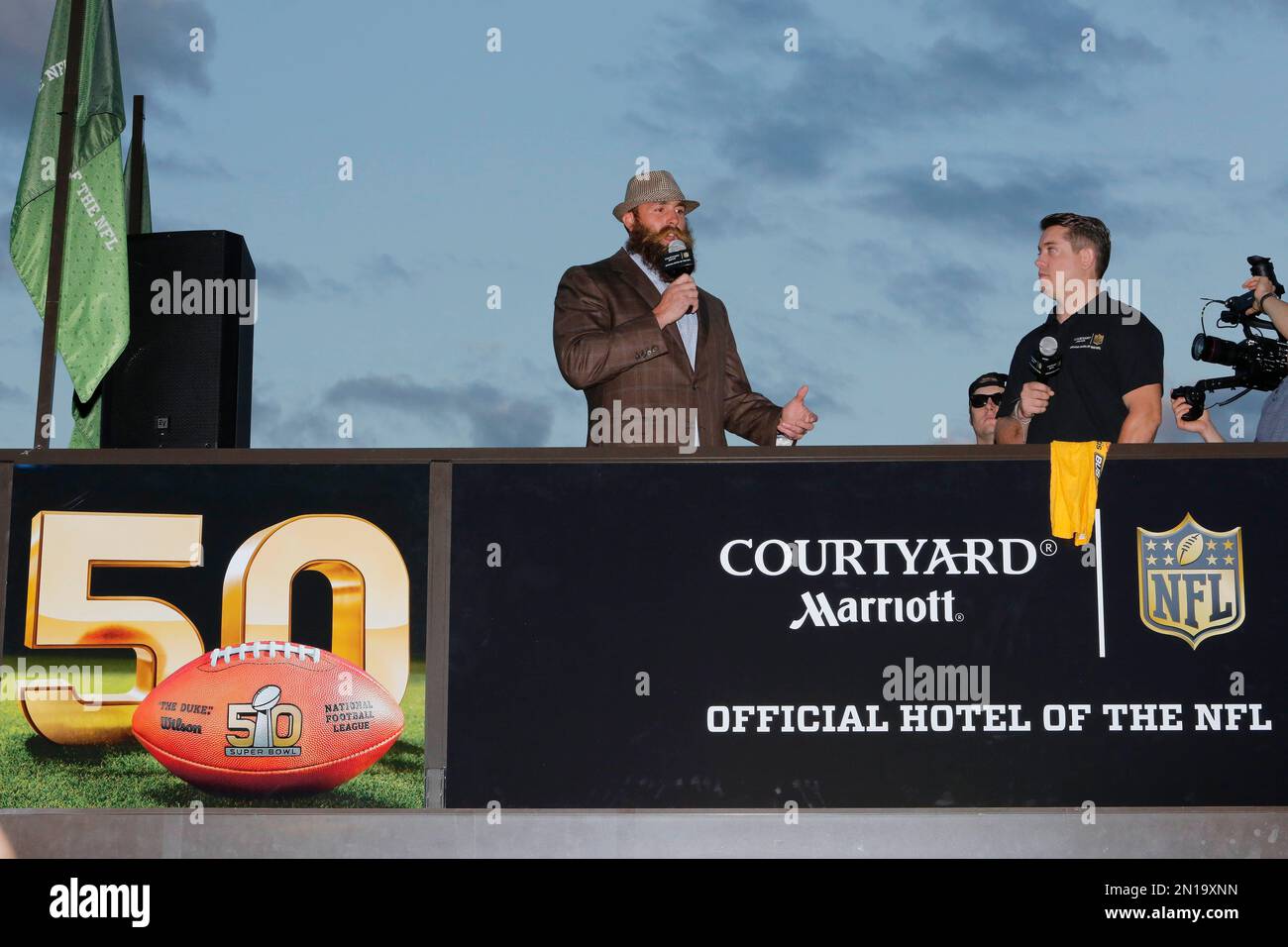 Former Pittsburgh Steelers player Brett Keisel interacts with fans at ...