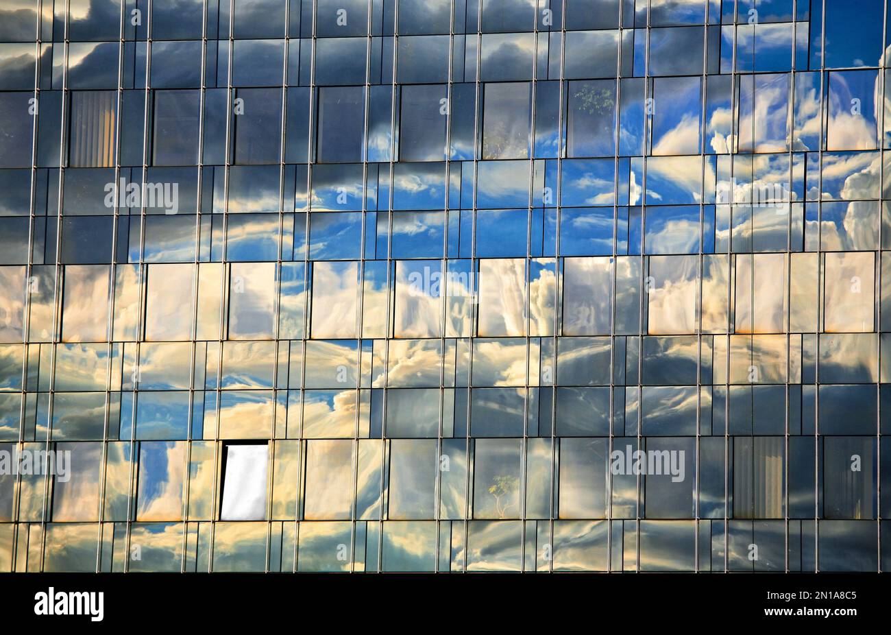 Riflesso di cielo hi-res stock photography and images - Alamy