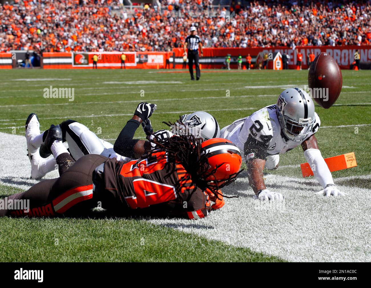 Cleveland Browns running back Isaiah Crowell (34) dives for the pylon ...