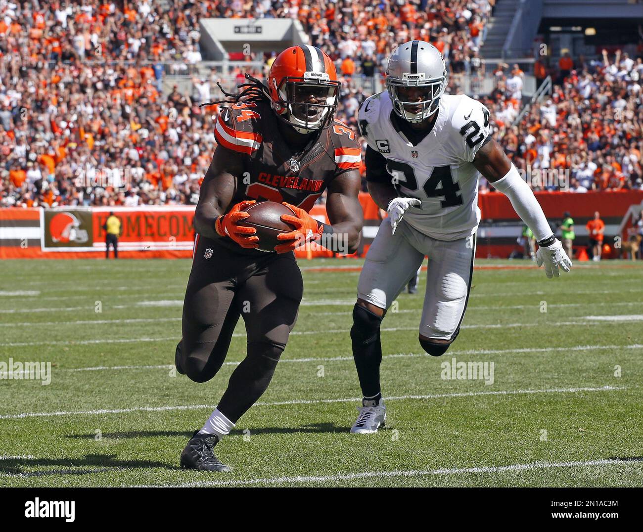 Cleveland Browns running back Isaiah Crowell (34) tries to avoid ...