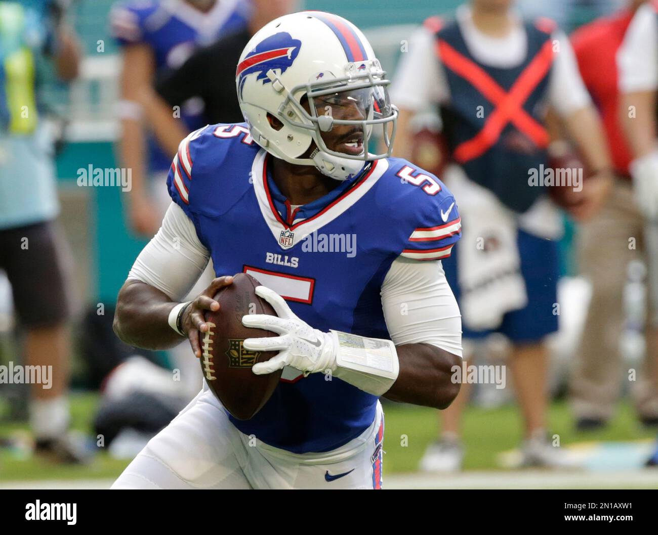 Buffalo Bills quarterback Tyrod Taylor (5) runs with the ball during ...