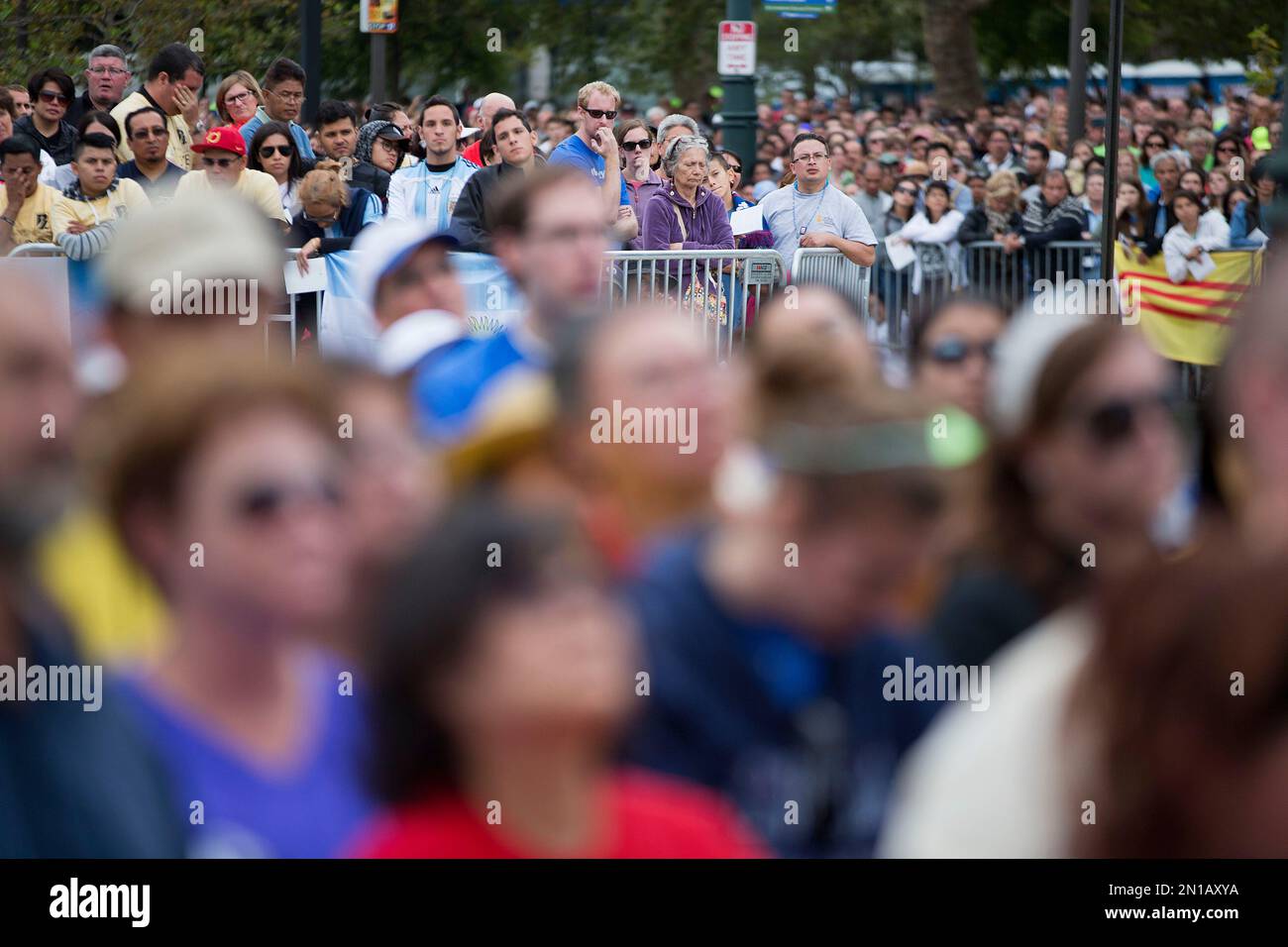 Crowds watch on big screens along Benjamin Franklin Parkway as Pope ...