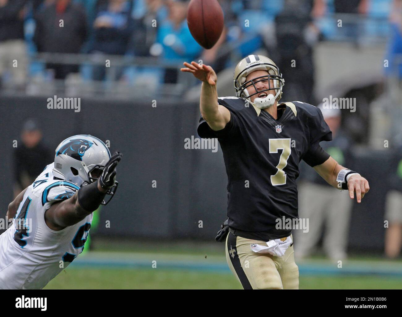 New Orleans Saints' Luke McCown (7) throws a pass under pressure from ...