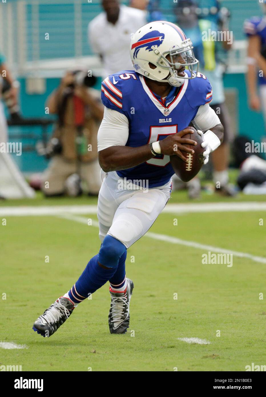 Buffalo Bills quarterback Tyrod Taylor (5) runs with the ball during ...