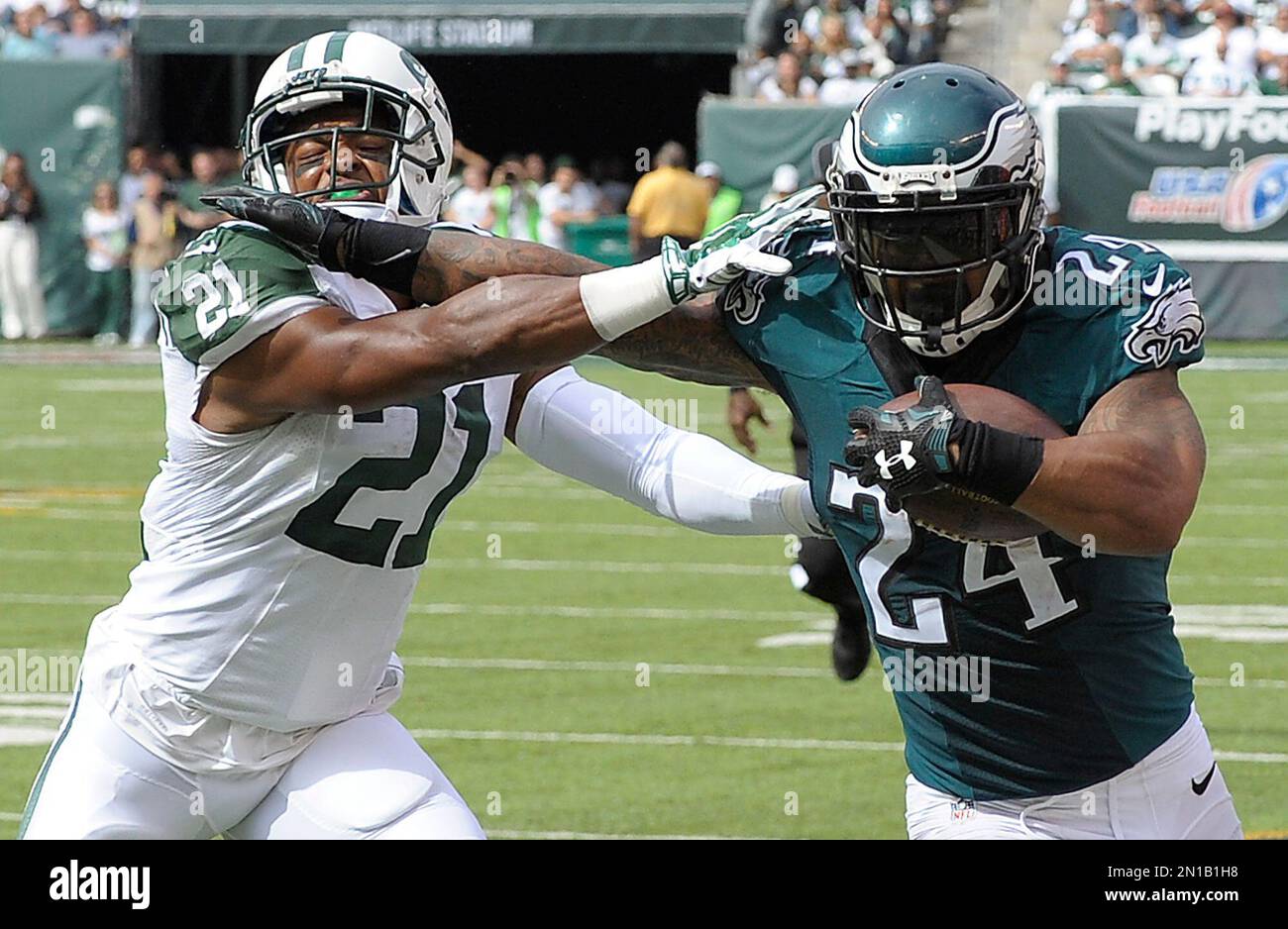 Philadelphia Eagles running back Ryan Mathews (24) stiff arms New York ...