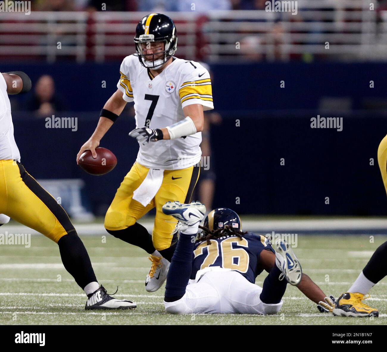 Pittsburgh Steelers quarterback Ben Roethlisberger (7) is injured as he ...