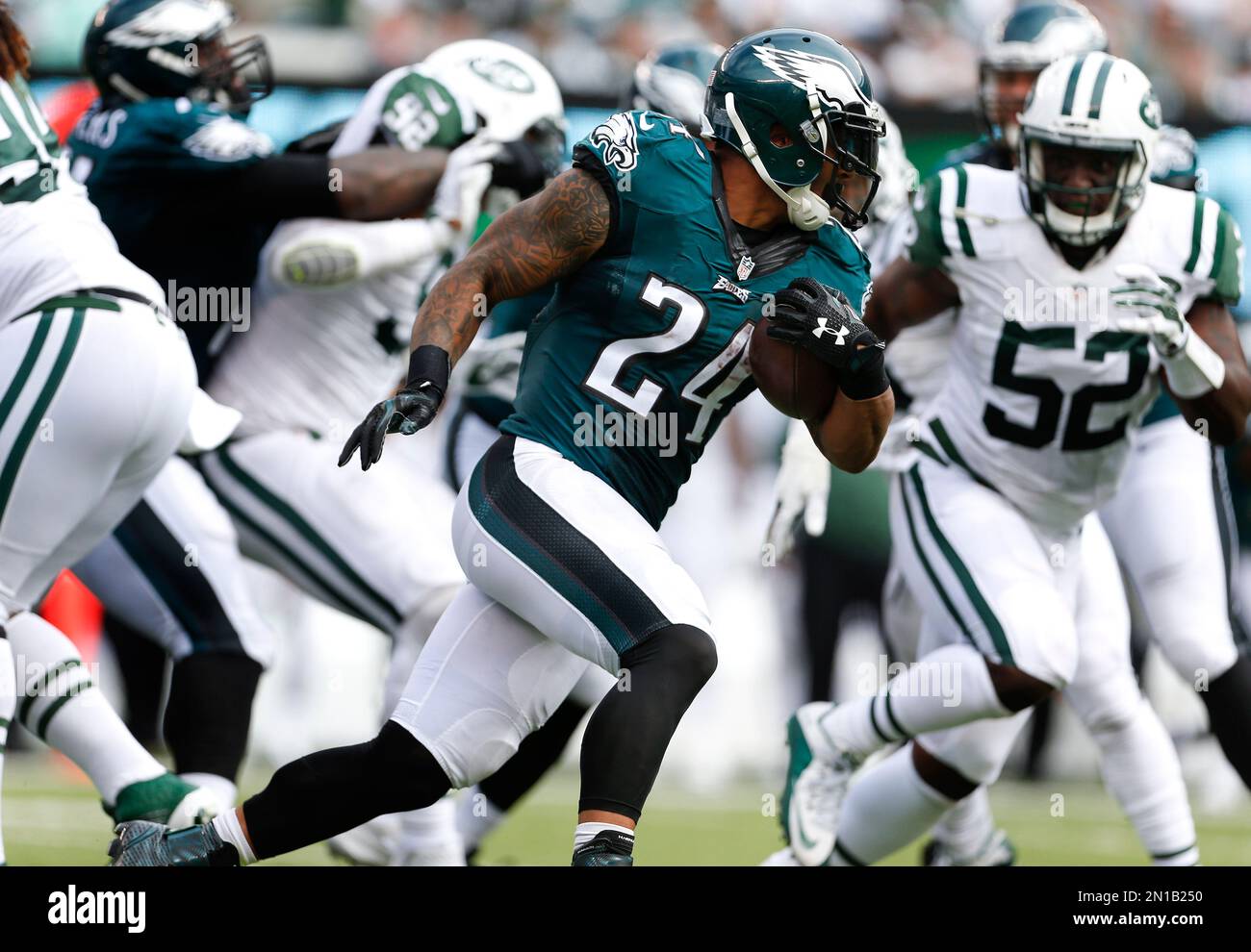 Philadelphia Eagles running back Ryan Mathews (24) runs the ball ...