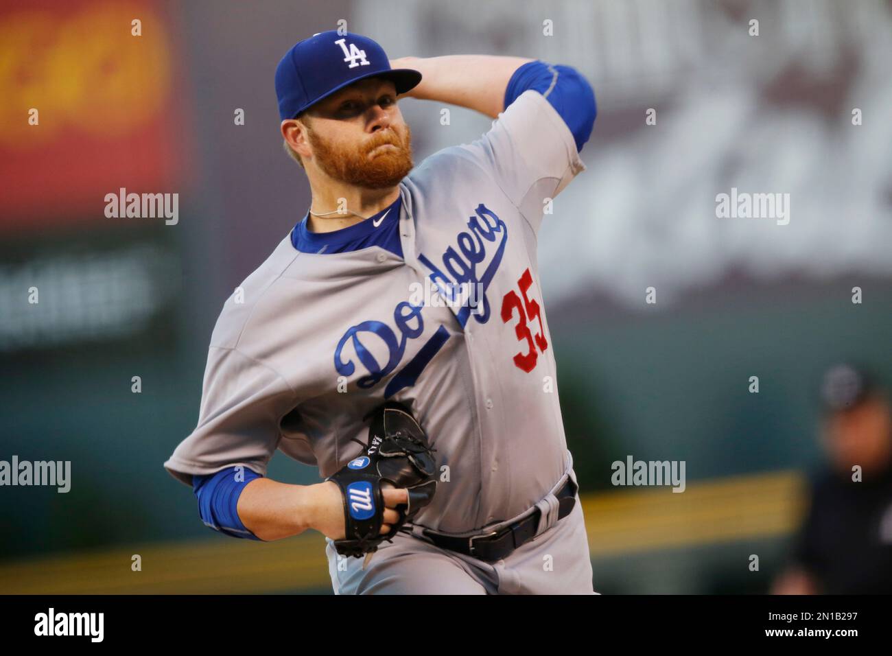 Los Angeles Dodgers starting pitcher Brett Anderson (35) works against ...
