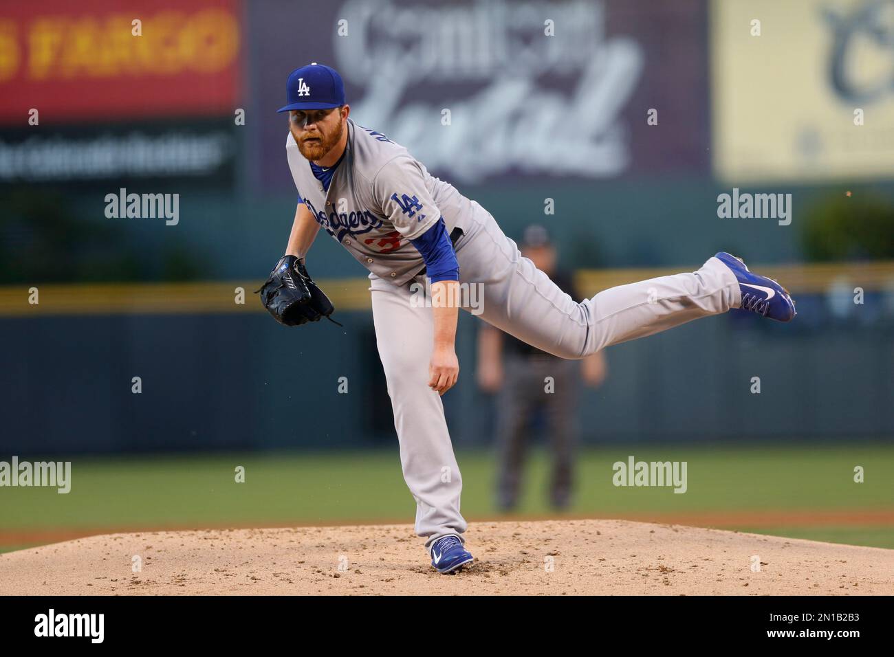 Los Angeles Dodgers starting pitcher Brett Anderson (35) works against ...