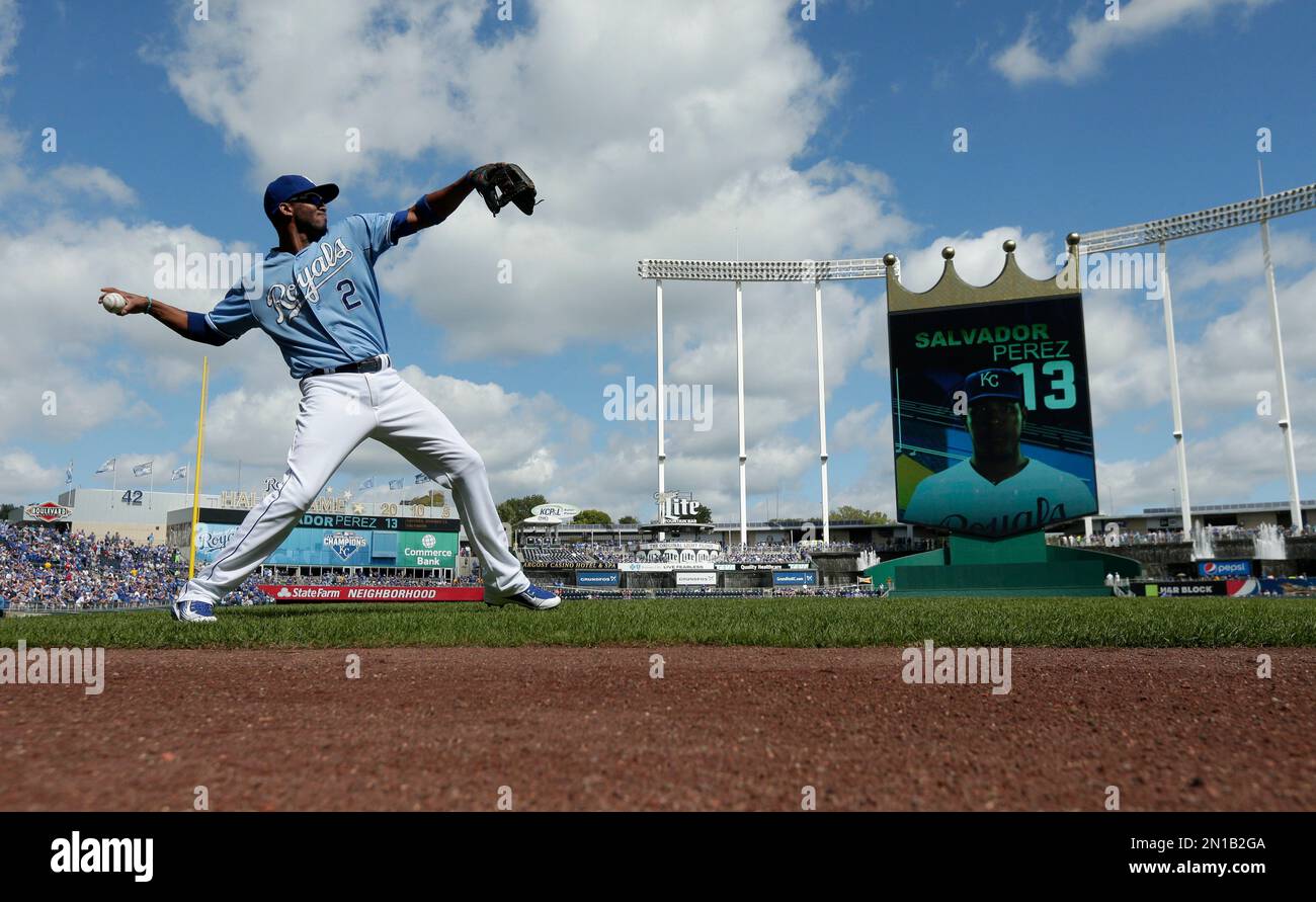 Kansas City Royals' Alcides Escobar plays catch before a baseball game ...