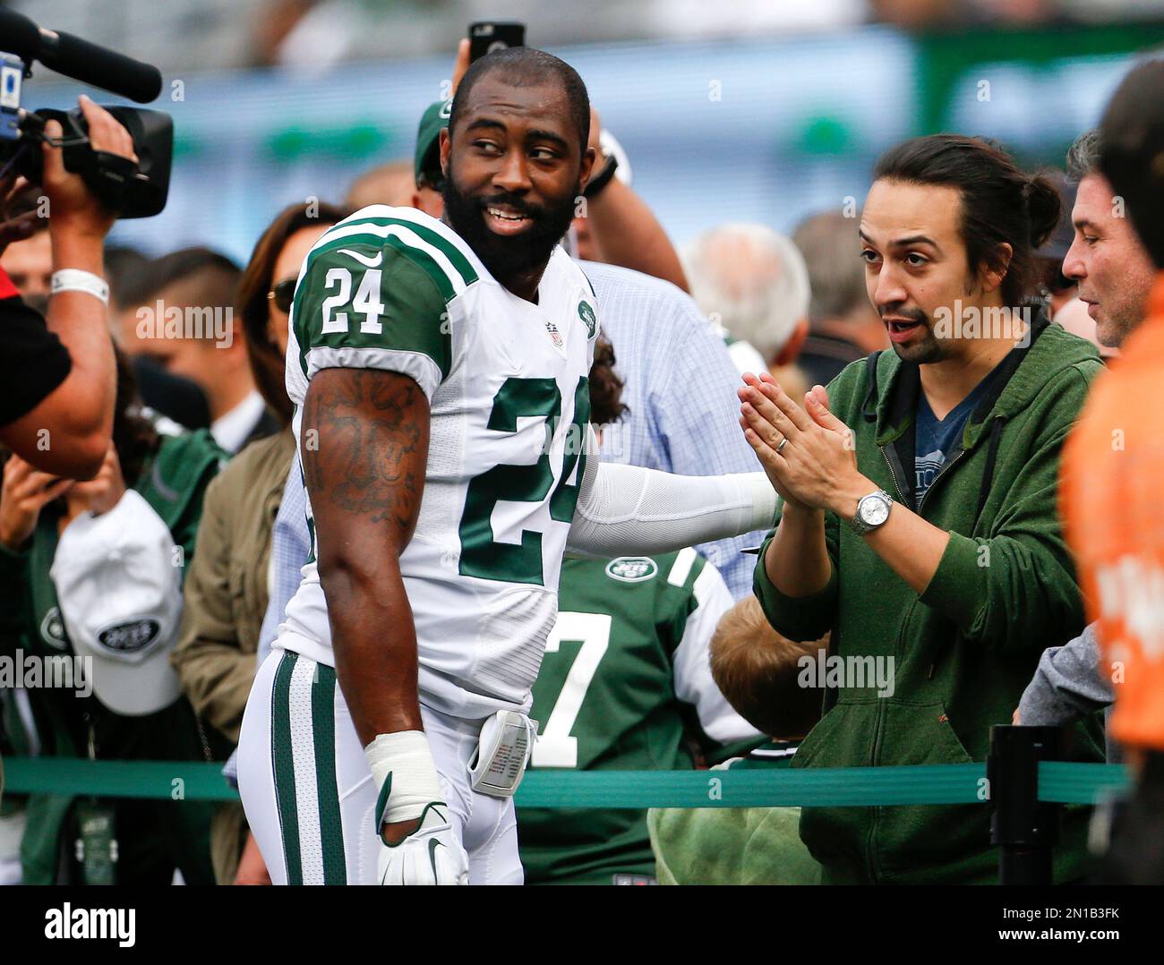 New York Jets cornerback Darrelle Revis (24) talks with fans before ...