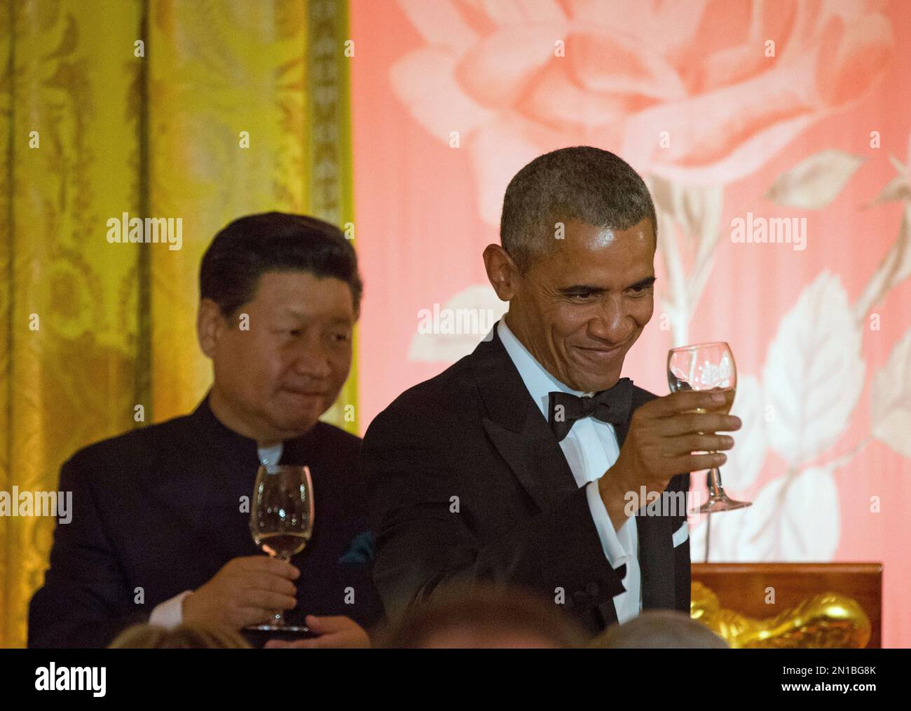 Chinese President Xi Jinping and President Barack Obama toast during a ...