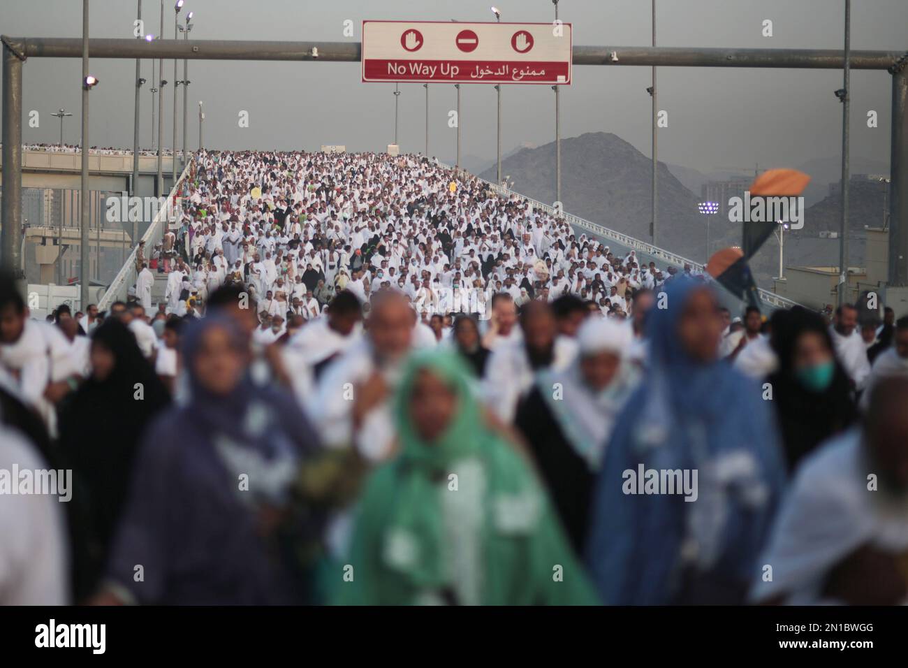 Hundreds of thousands of Muslim pilgrims make their way to cast stones ...
