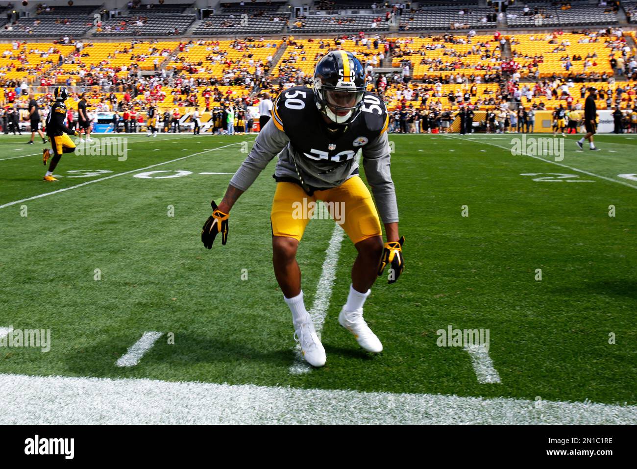 Pittsburgh Steelers inside linebacker Ryan Shazier (50) warms up before ...