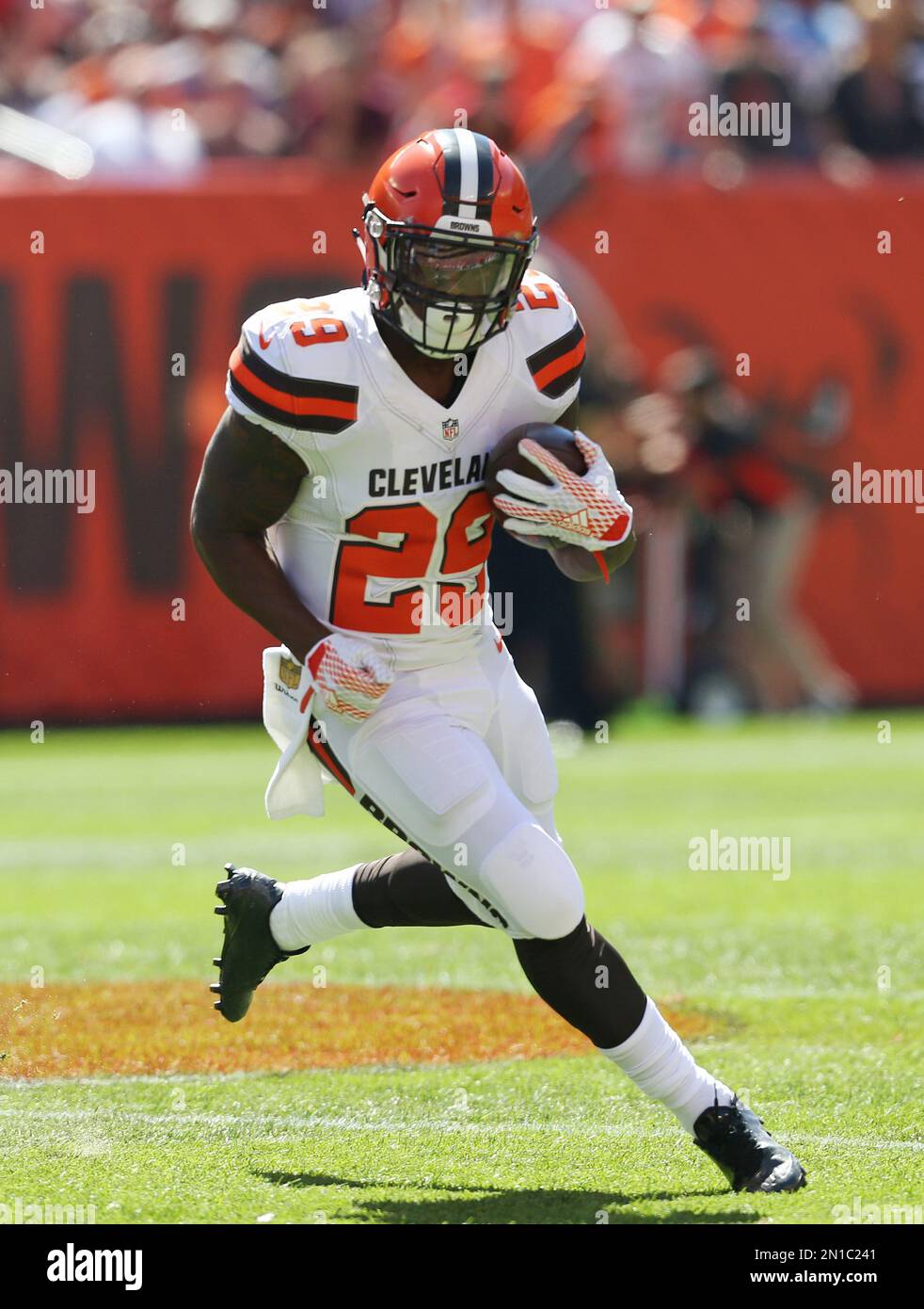 Cleveland Browns running back Duke Johnson (29) against the Tennessee ...