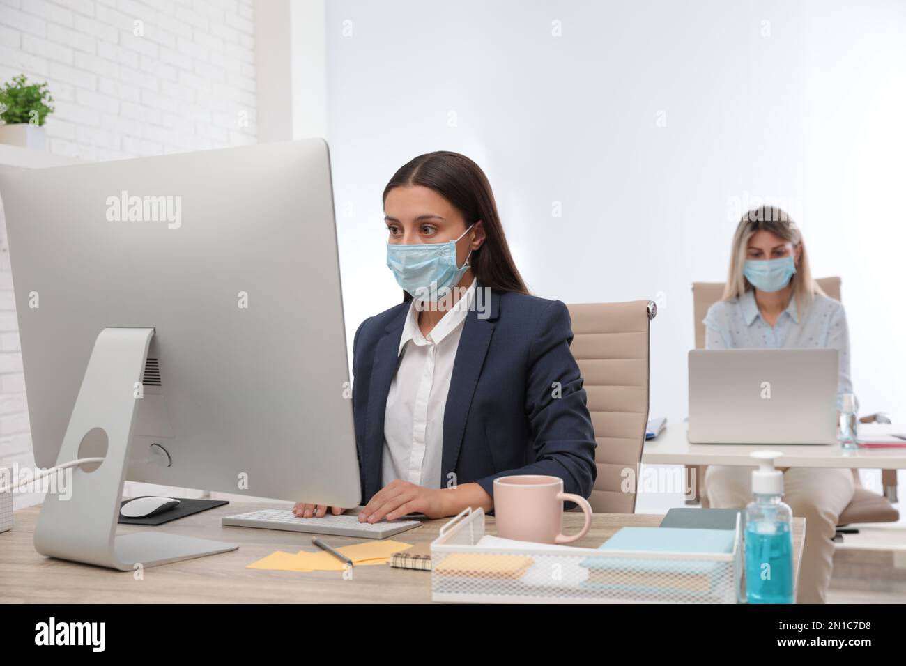 Office employees in respiratory masks at workplace Stock Photo - Alamy