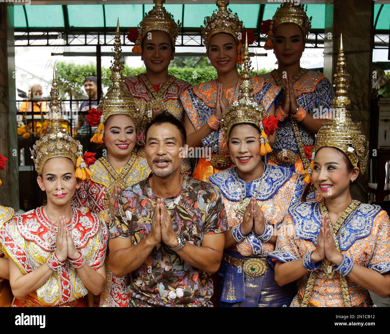 Hong Kong actor Simon Yam pose for photographers with Thai classical ...