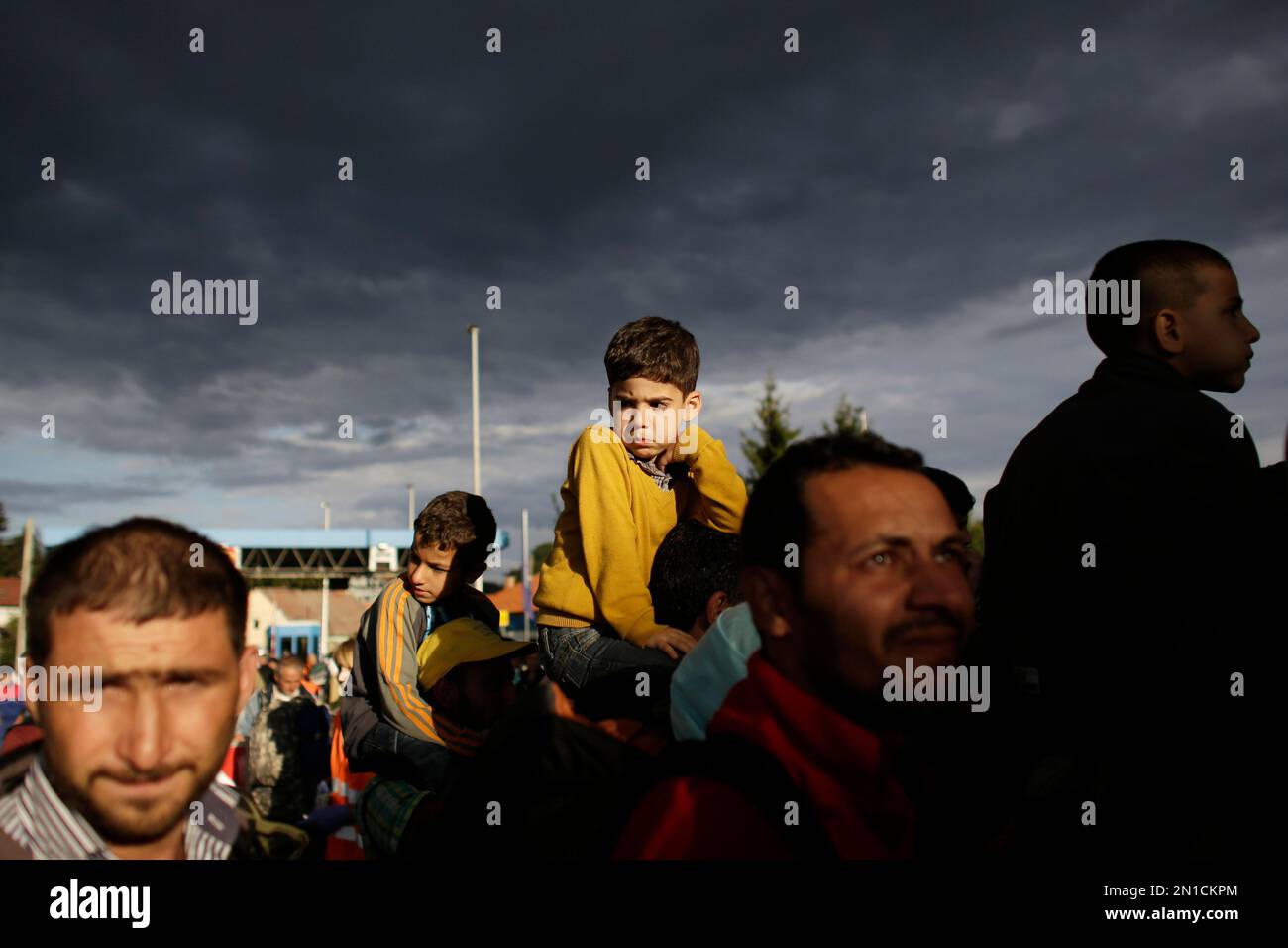 Refugees line up to cross the border from Croatia to the Slovenian ...
