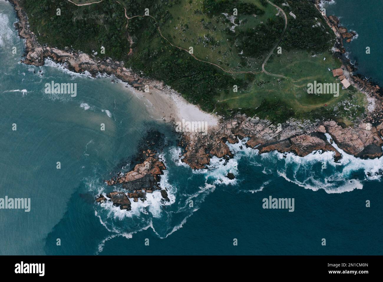 Die Küste und das Meer von Praia da Rosa in Santa Catarina aus der Luft ...