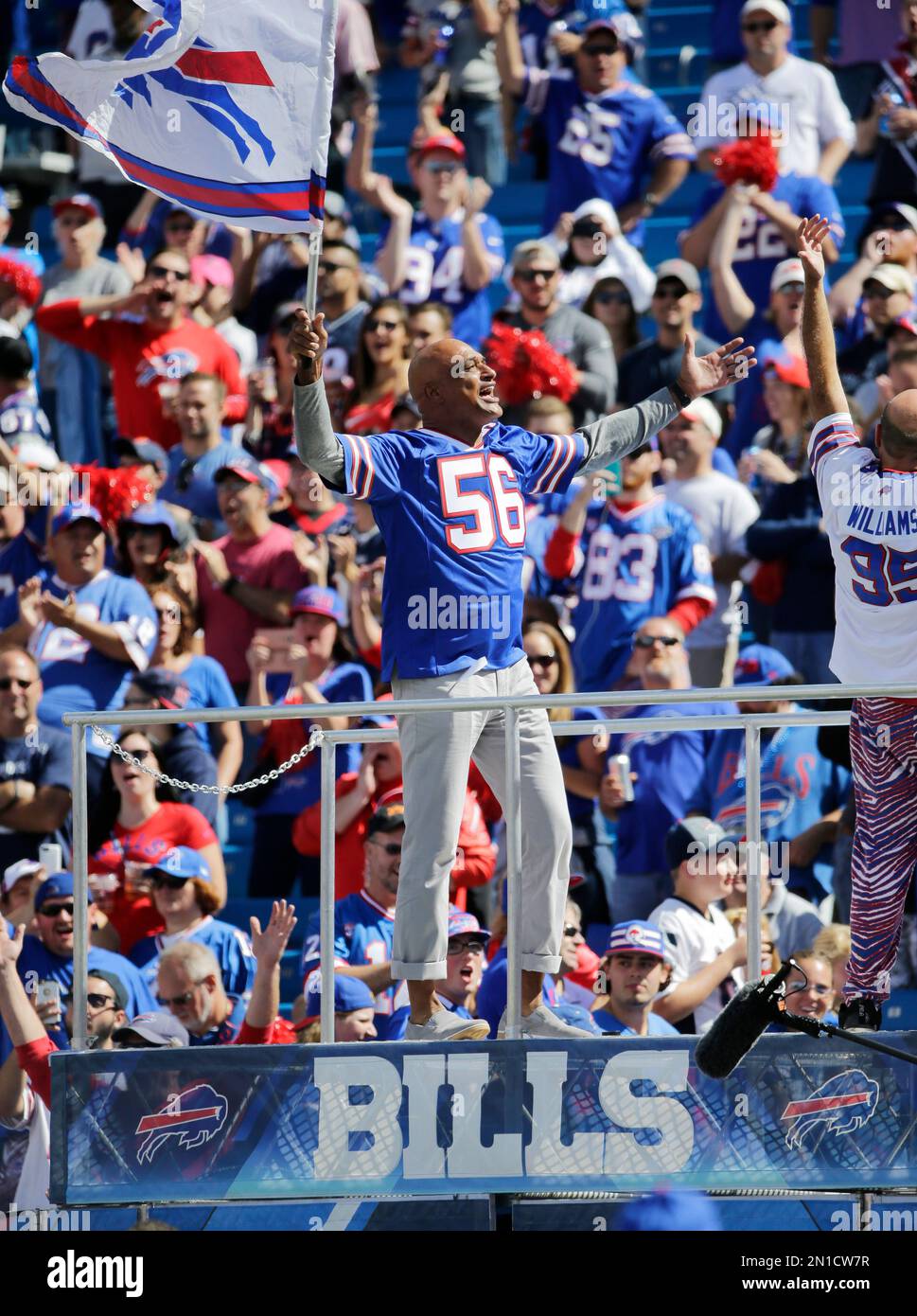 Former Buffalo Bills linebacker Darryl Talley leads cheers before an ...