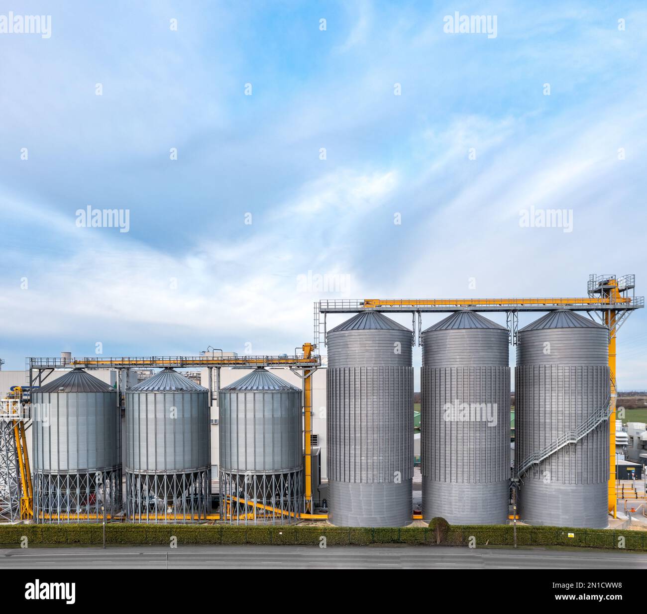 Industrial oil storage tank hi-res stock photography and images - Alamy