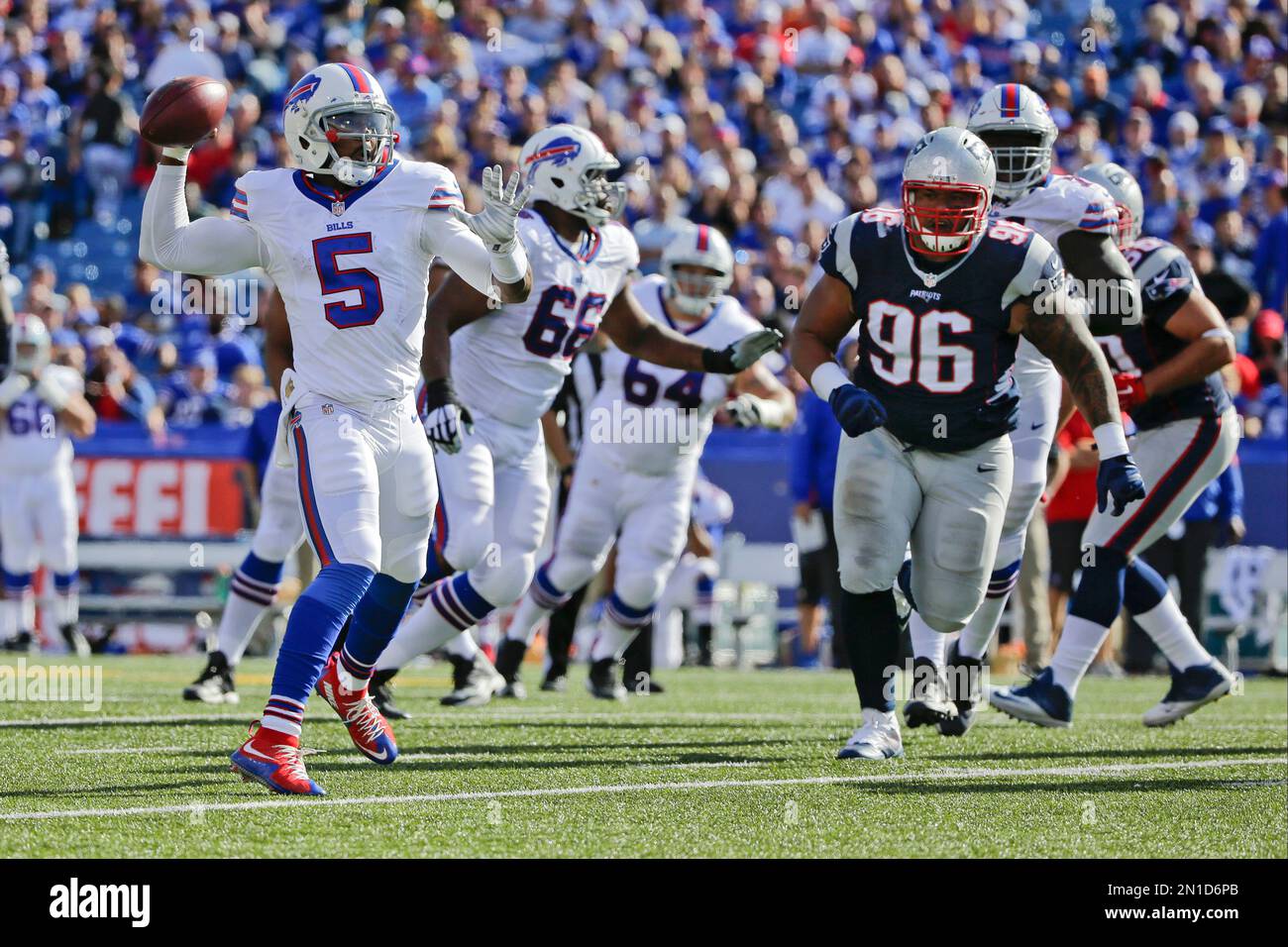 Buffalo Bills quarterback Tyrod Taylor (5) throws a touchdown pass to ...