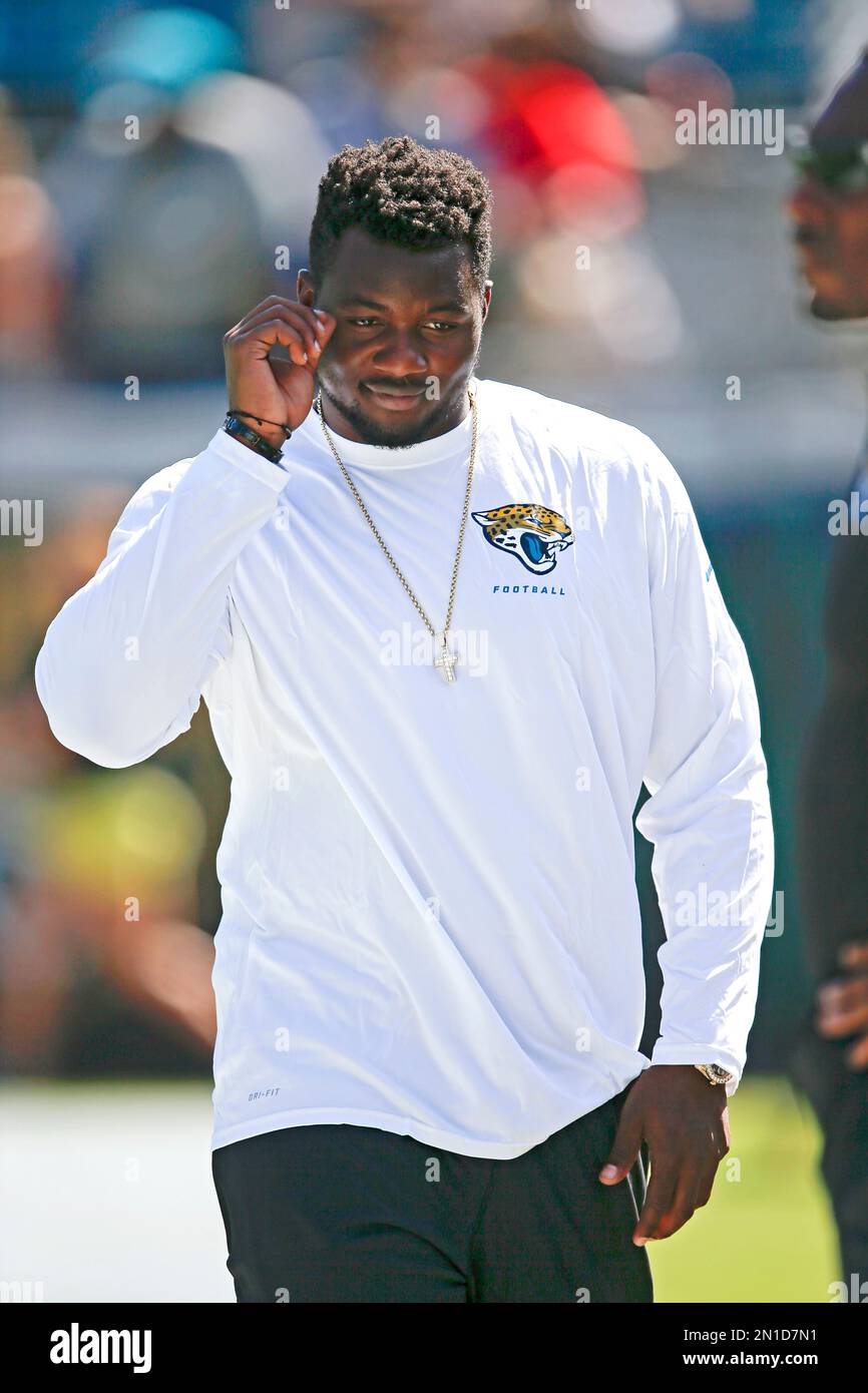 Jacksonville Jaguars defensive end Dante Fowler watches teammates warm ...