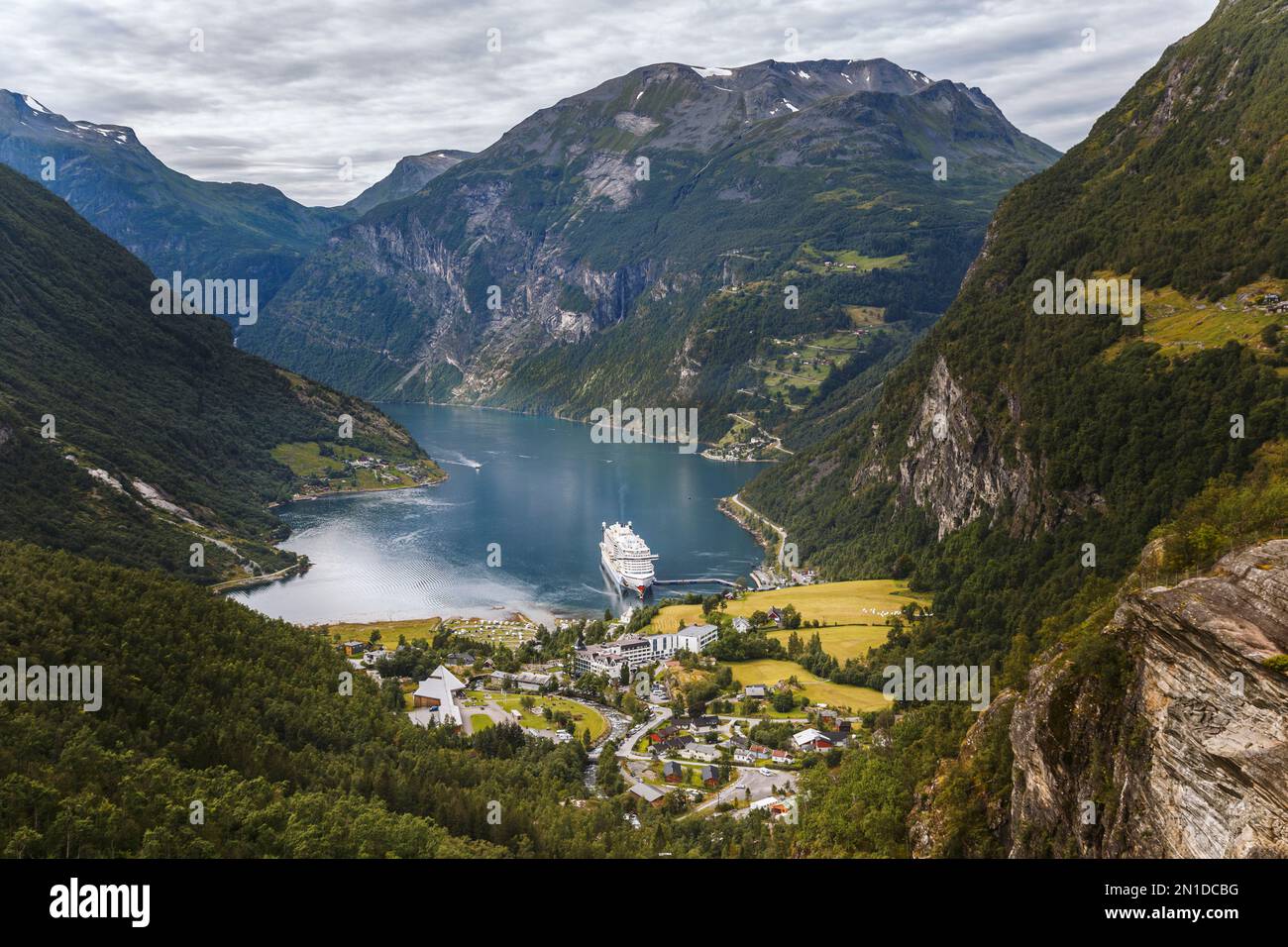 Blick vom Berg auf den Ort Geirang am Geirangerfjord in Norwegen Fjord ...