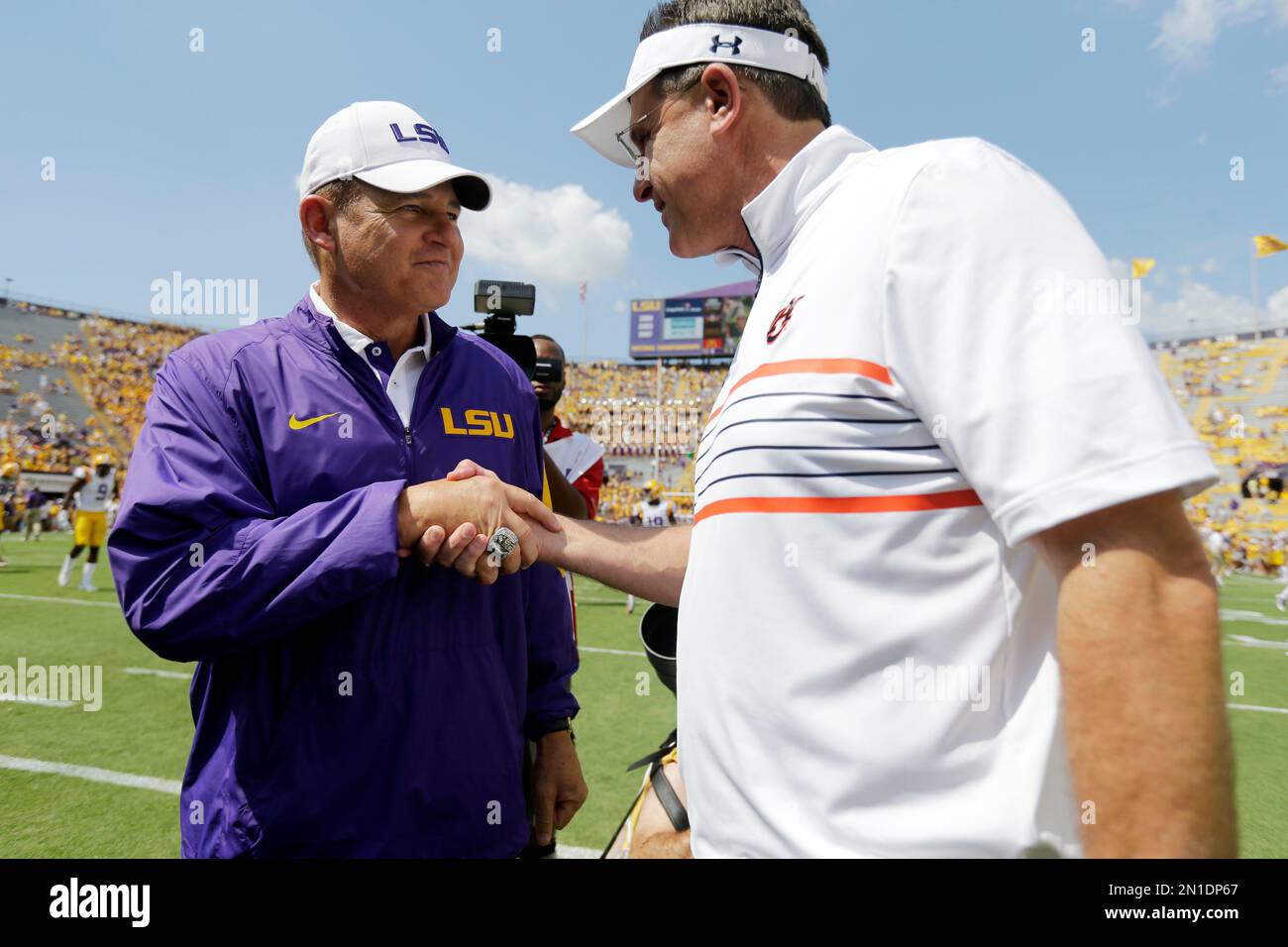 LSU head coach Les Miles, left, talks with Auburn head coach Gus ...