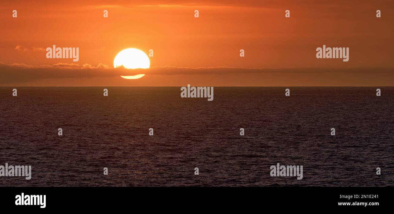 Setting sun over sea waves hi-res stock photography and images - Alamy