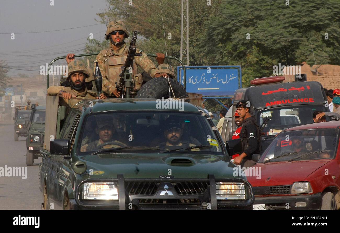 Pakistan army troops rush towards an air force base in Peshawar ...