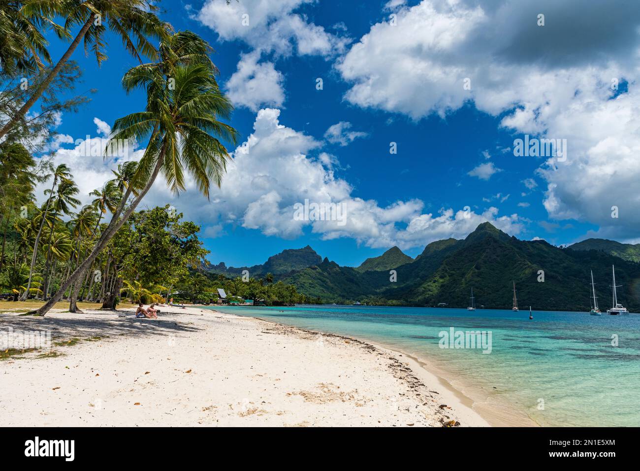 White sand Public Beach Ta'ahiamanu, Moorea (Mo'orea), Society Islands ...