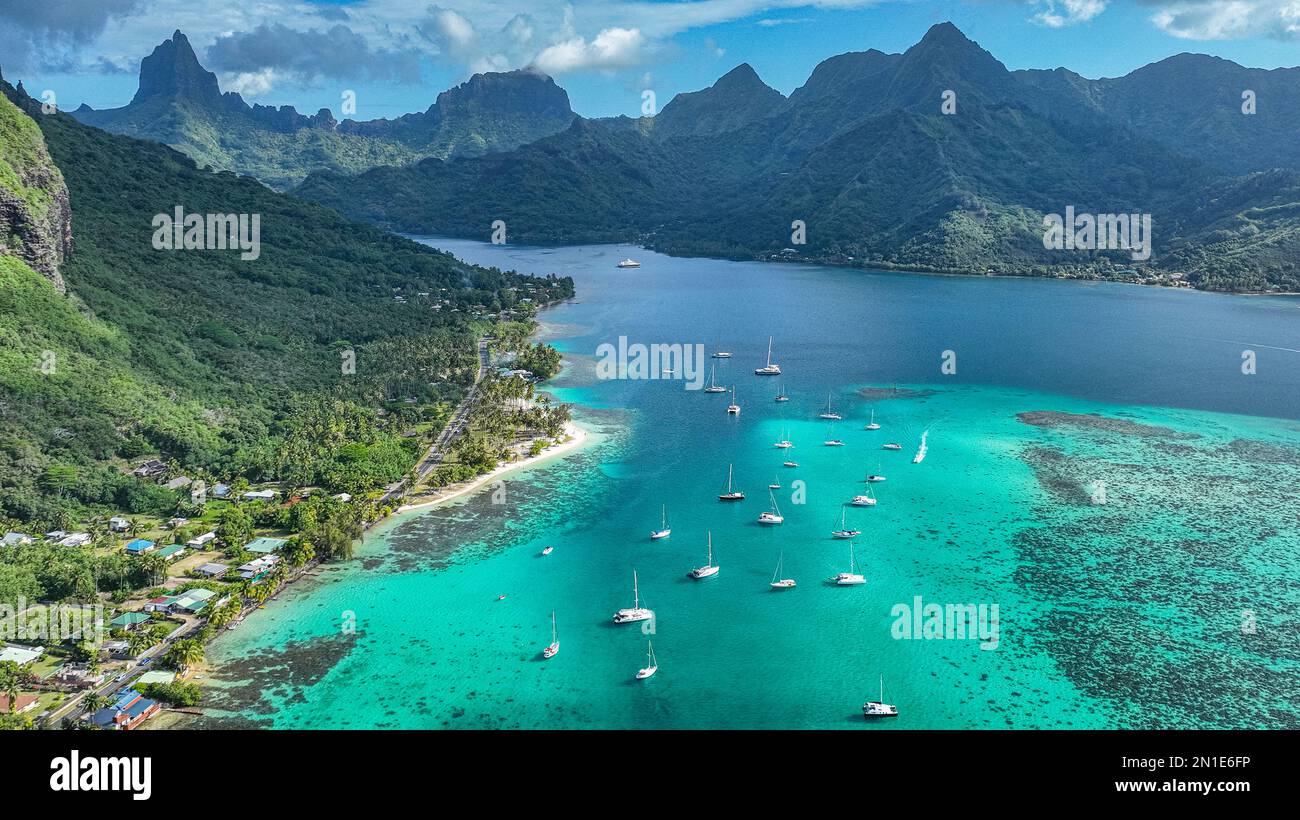 The lagoon of Moorea (Mo'orea), Society Islands, French Polynesia ...