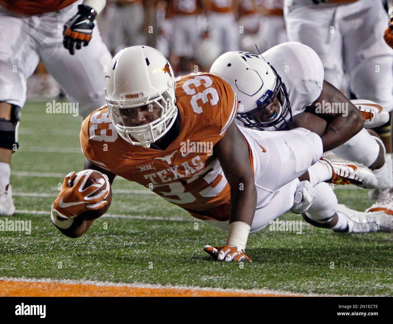 Texas running back D'Onta Foreman (33) dives for the goal line against ...