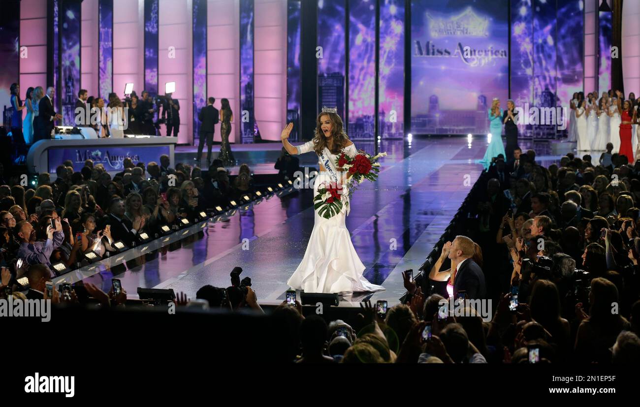 Miss Georgia Betty Cantrell waves after being crowned Miss America 2016 ...