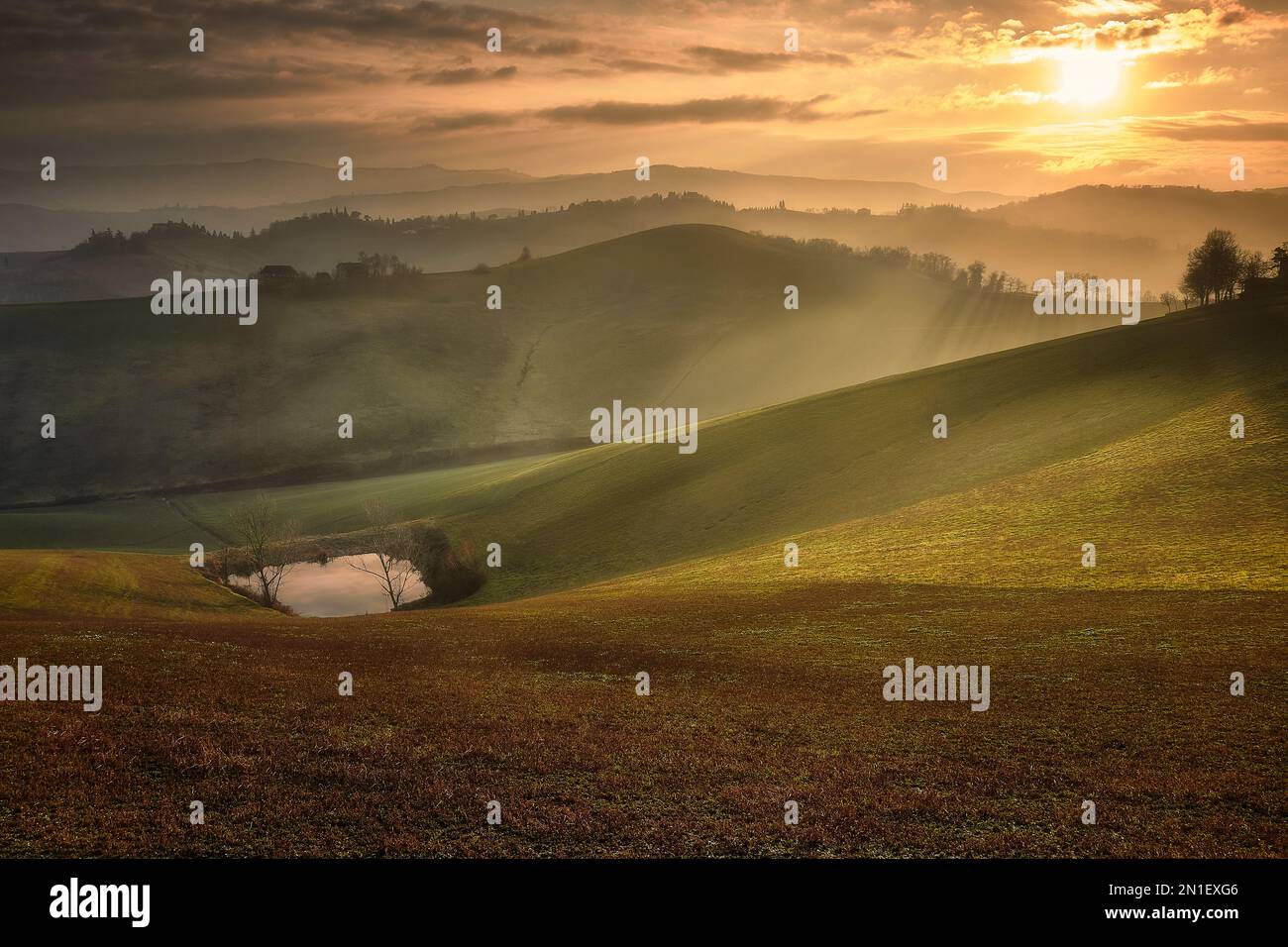 Hills over lake hi-res stock photography and images - Alamy