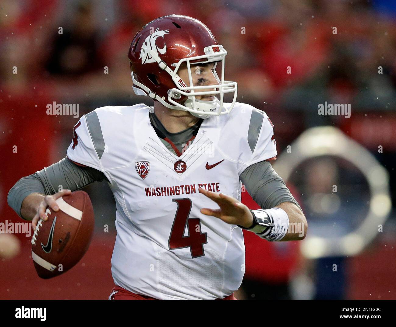 Washington State quarterback Luke Falk (4) throws a pass during an NCAA ...
