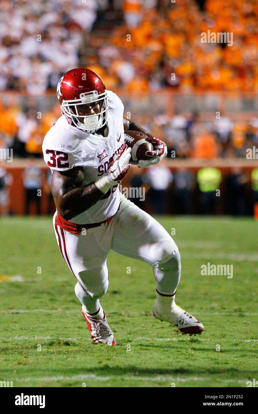 Oklahoma running back Samaje Perine (32) runs for yardage during double ...
