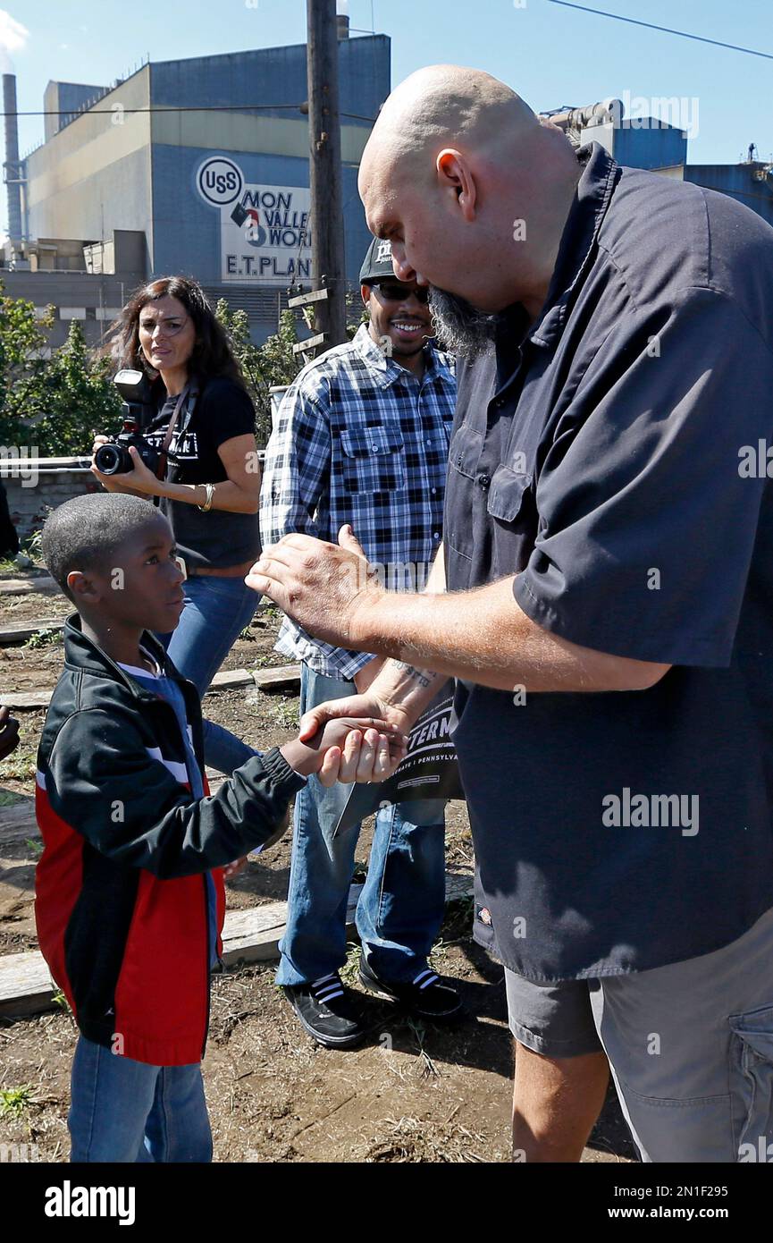 John Fetterman, right, the mayor of Braddock, Pa., shakes hands with a ...