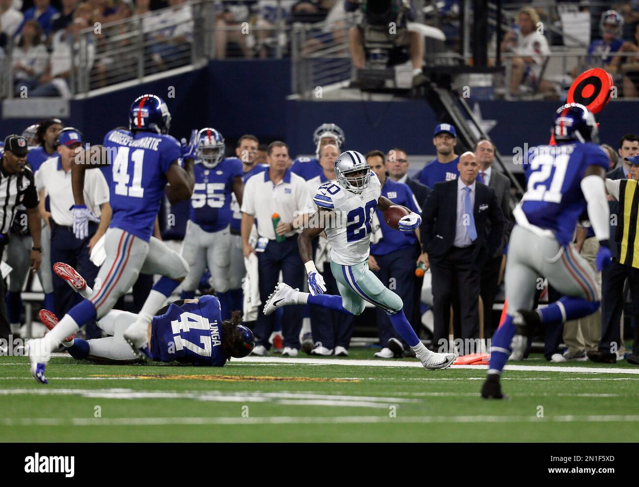 Dallas Cowboys running back Darren McFadden (20) eludes New York Giants ...