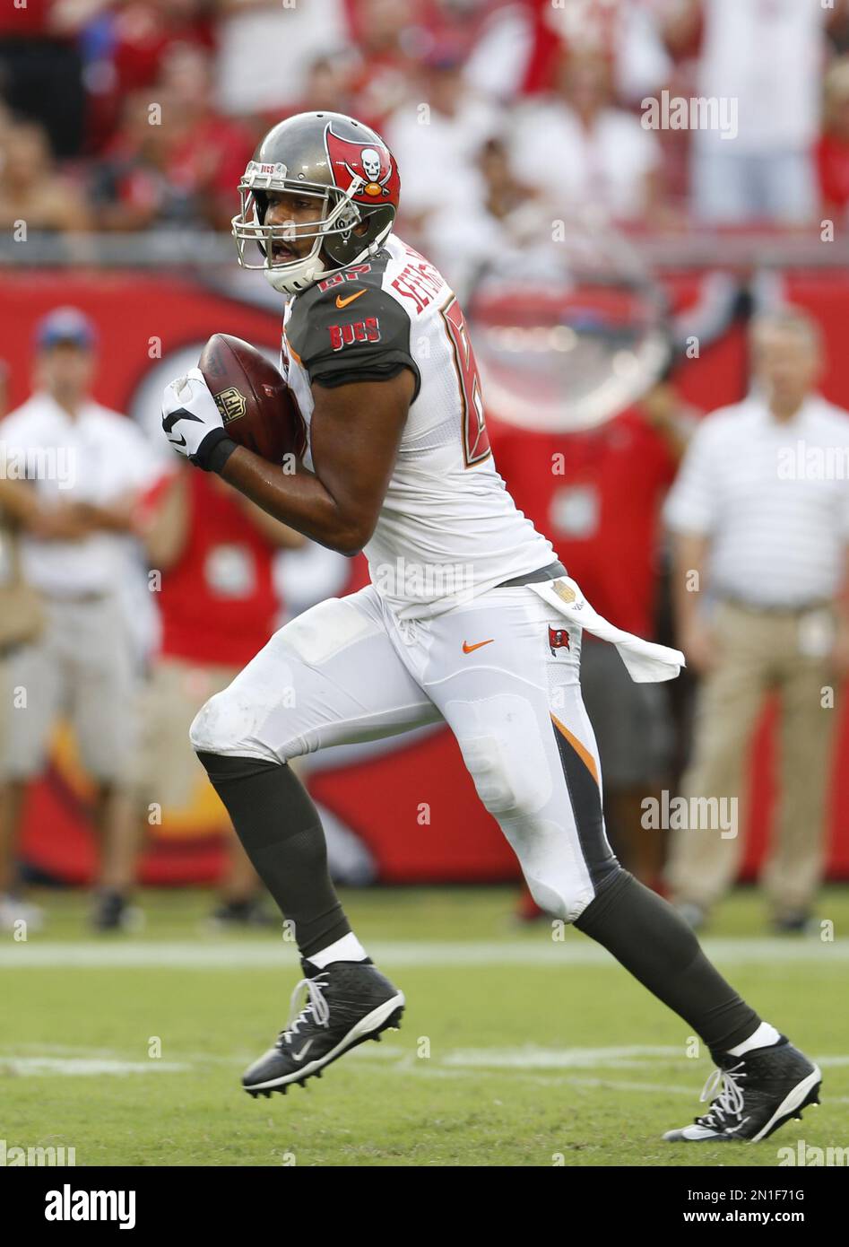 Tampa Bay Buccaneers tight end Austin Seferian-Jenkins (87) runs for a ...