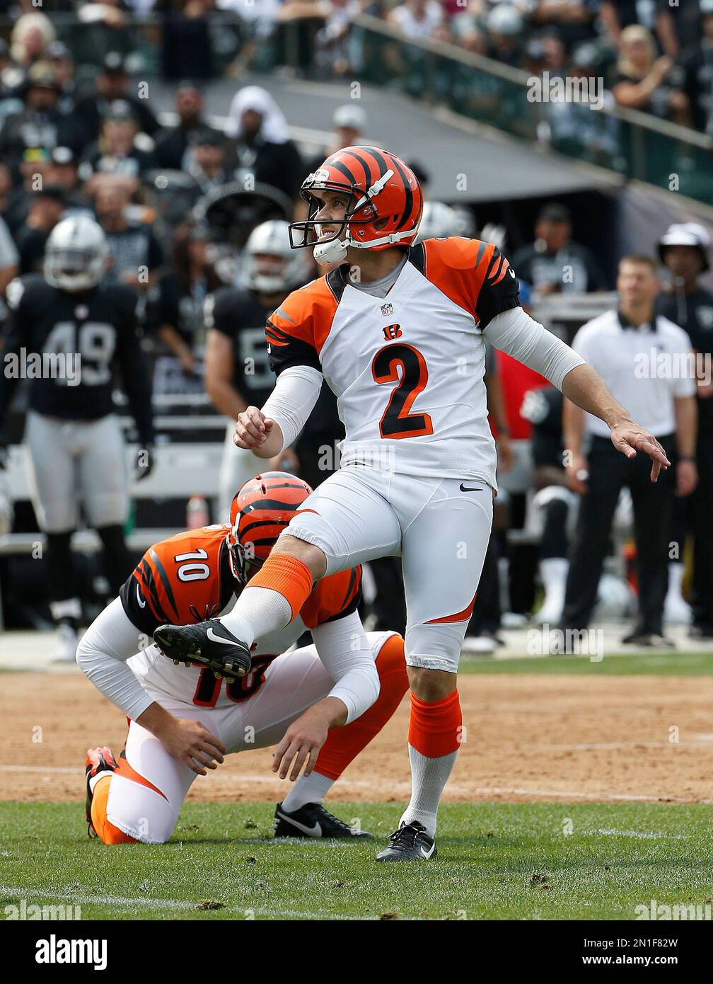 Cincinnati Bengals kicker Mike Nugent (2) kicks a field goal against ...