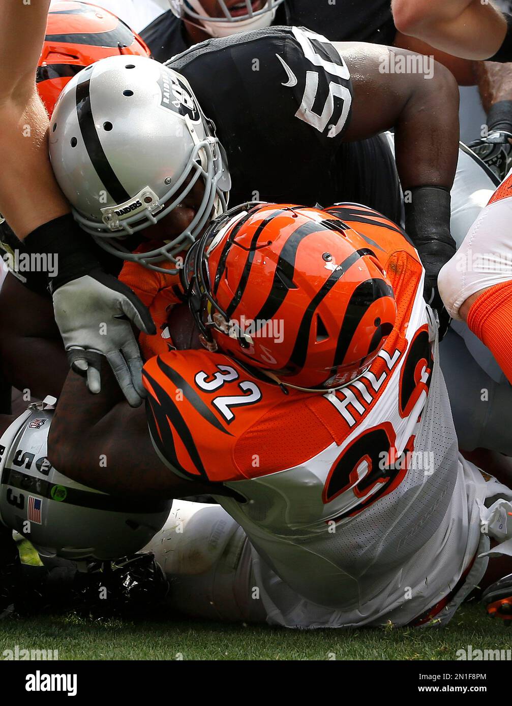 Oakland Raiders linebacker Curtis Lofton (50) tackles Cincinnati Bengals running back Jeremy ...