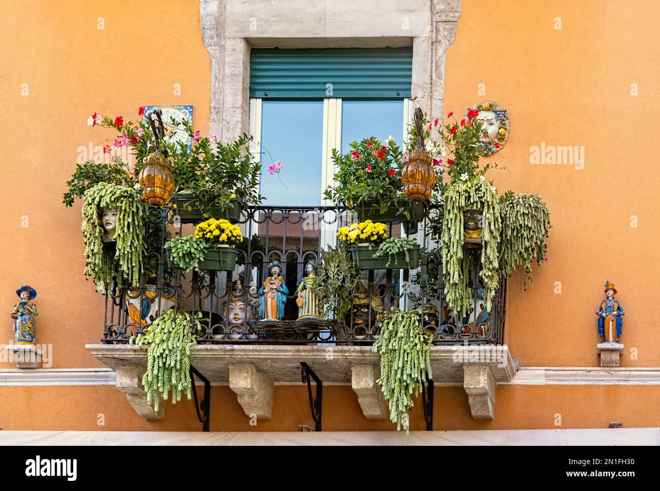 Taormina hanging plants hi-res stock photography and images - Alamy