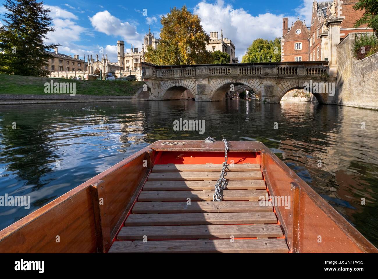 Punting towards Kitchen Bridge and St. John's College on the River Cam ...