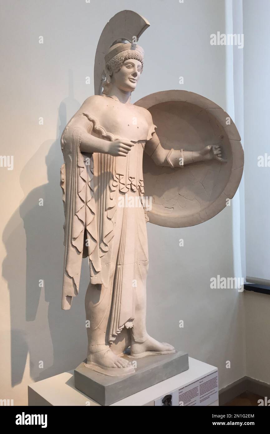 Atenea (Frontón occidental del templo de Aphaia en Egina Stock Photo ...