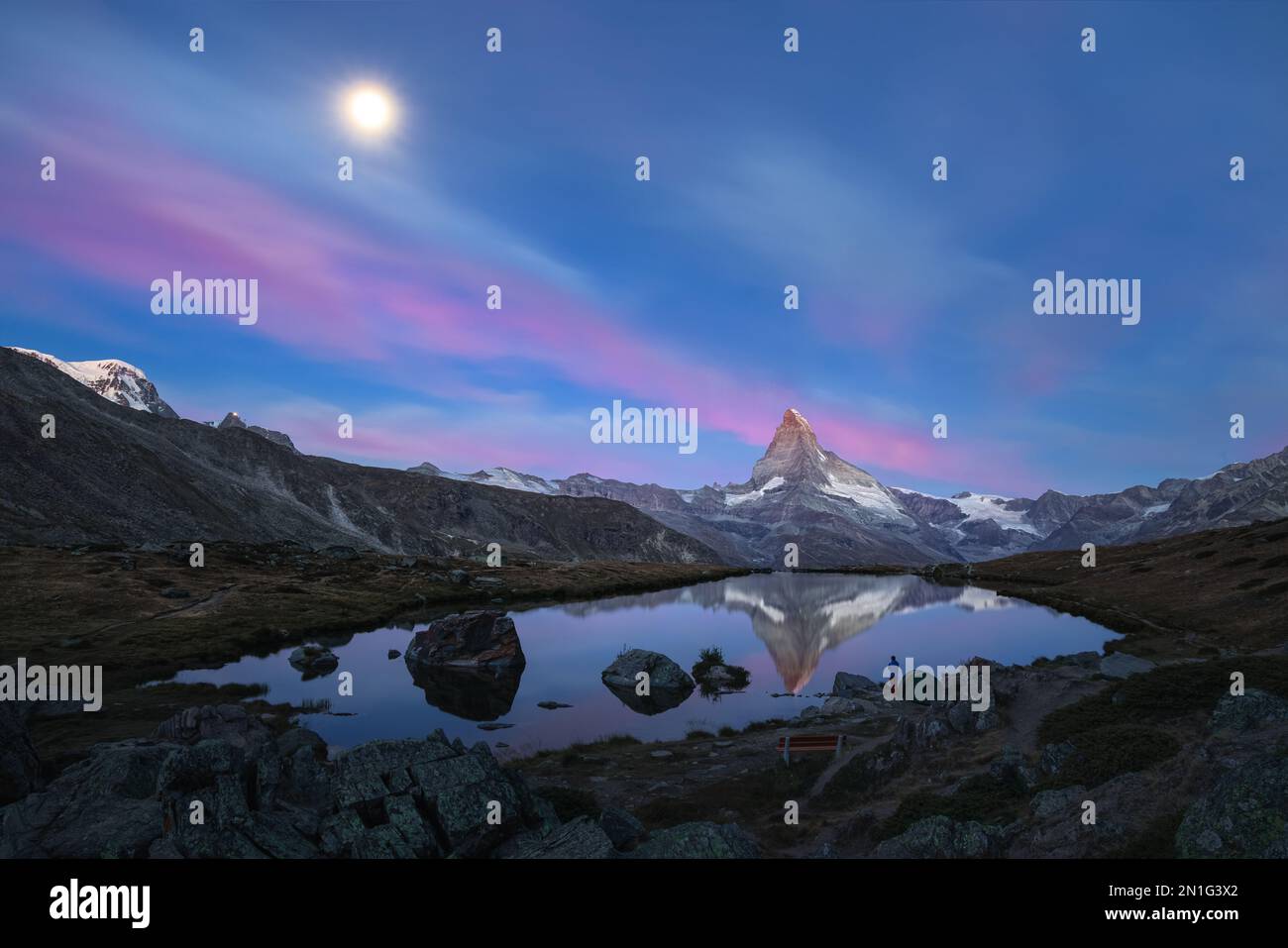 Landscape view of the lake Stellise and Matterhorn mountain at sunrise ...