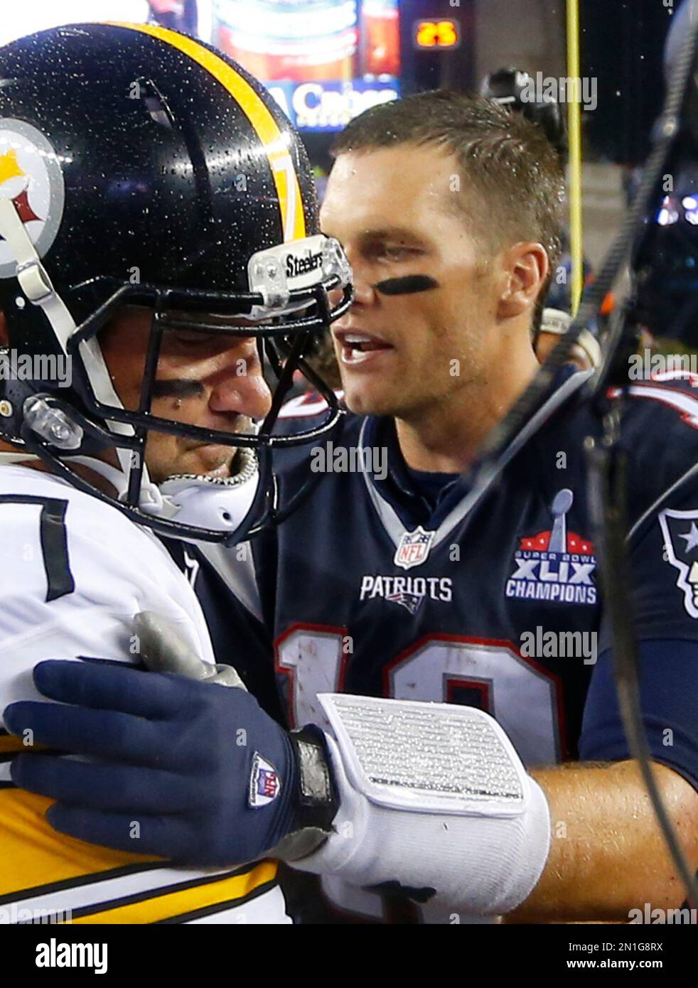 Pittsburgh Steelers quarterback Ben Roethlisberger, left, speaks with ...