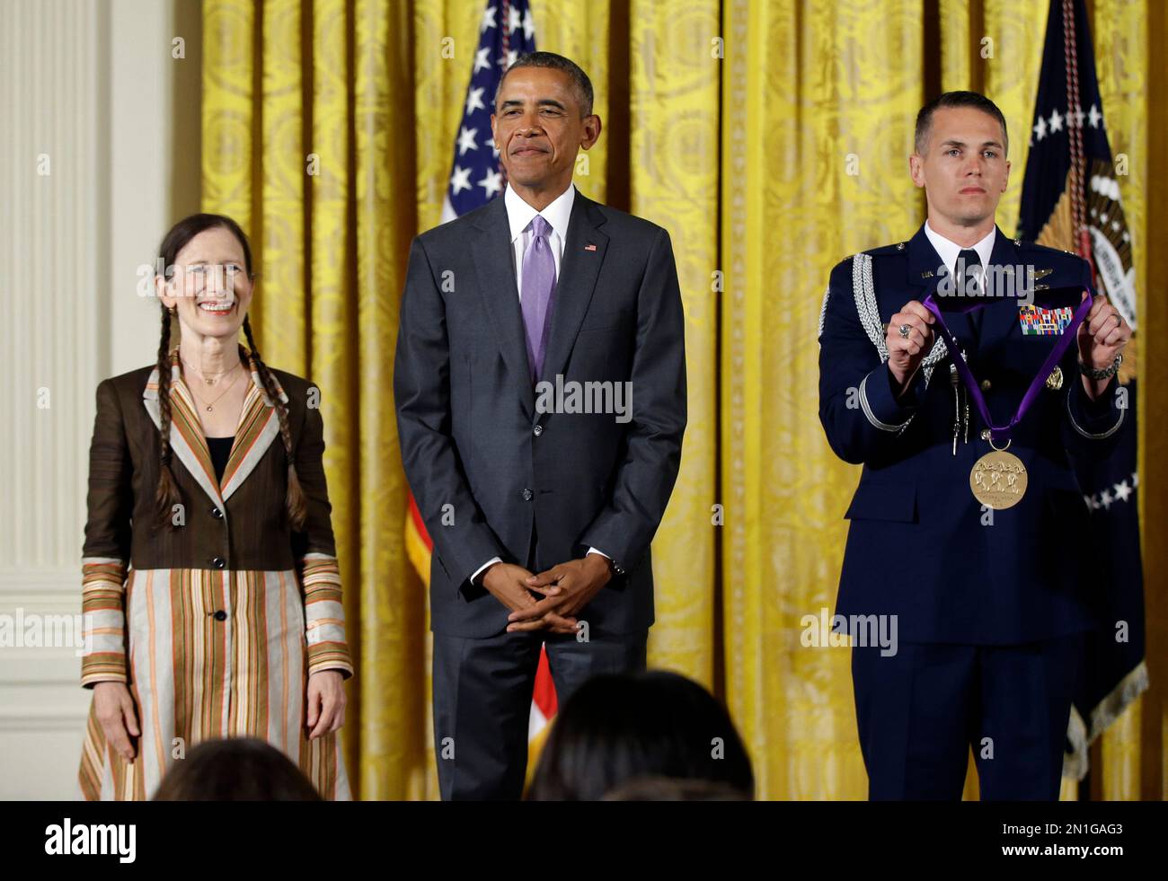 President Barack Obama awards the 2014 National Medal of Arts to ...