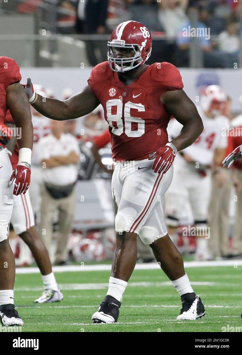 Alabama defensive lineman A'Shawn Robinson (86) lines up during the ...